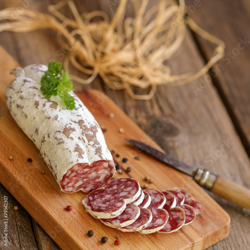 "saucisson sec sur planche 1" photo libre de droits sur la banque d ...
