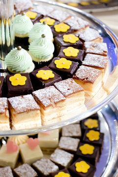 รูปภาพ"Dessert Tray" – เลือกดูภาพถ่ายสต็อก เวกเตอร์ และวิดีโอ143 ...
