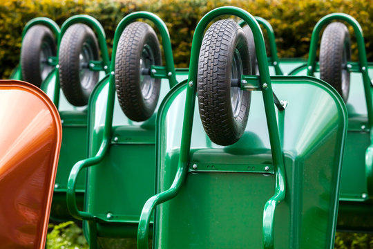 Wheelbarrows bilder – Bläddra bland 103,903 stockfoton, vektorer och ...