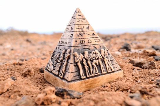 "Egyptian Pyramid" 影像 – 瀏覽 468,650 個素材庫相片、向量圖和影片 | Adobe Stock