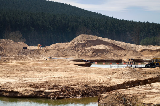 Afbeeldingen over "Sand Extraction" – Blader in stockfoto's, vectoren ...