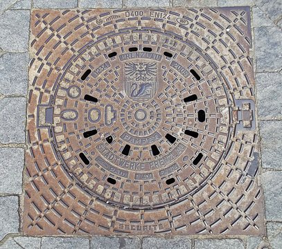 Abwasserkanaldeckel-Bilder: Stock-Fotos & -Videos. | Adobe Stock