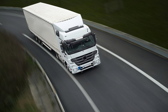 Lastbil – foton, royaltyfria bilder, grafik, vektorer och videor ...