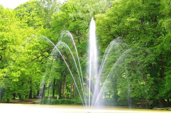 Springbrunnen bilder – Bläddra bland 12,035 stockfoton, vektorer och ...