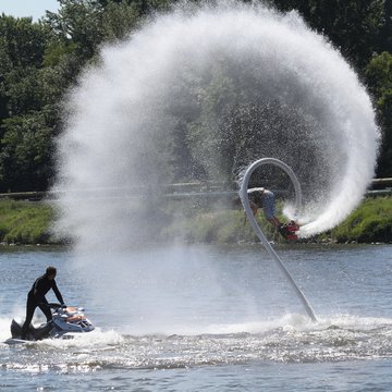 Flyboarding Bilder – Durchsuchen 1,126 Archivfotos, Vektorgrafiken und ...
