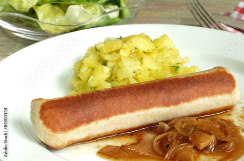 "Oberländer Wollwurst mit Kartoffelsalat und Zwiebelsauce" Stockfotos ...