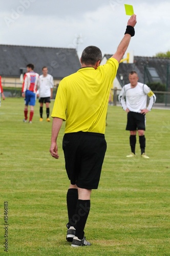 "le carton jaune de l'arbitre au football" photo libre de droits sur la ...