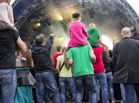 Entertain Images – Browse 275,798 Stock Photos, Vectors, and Video ...