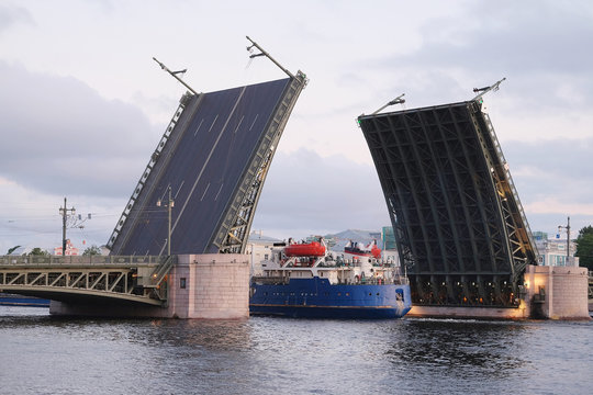 Drawbridge bilder – Bläddra bland 33,137 stockfoton, vektorer och ...