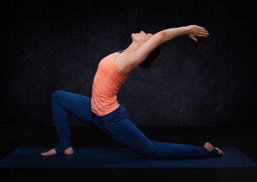 Anjaneyasana Images – Parcourir 1,034 le catalogue de photos, vecteurs ...