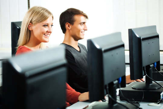 "Computer Lab" Bilder – Durchsuchen 3,958 Archivfotos, Vektorgrafiken ...