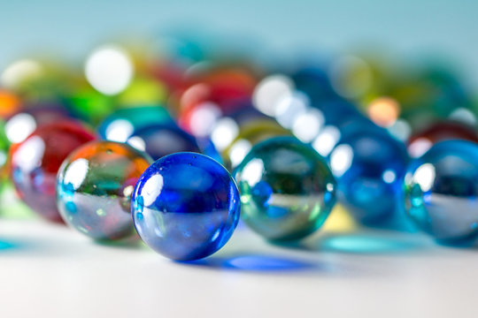 Glasmurmel Bilder – Durchsuchen 6,584 Archivfotos, Vektorgrafiken und ...