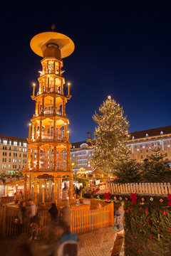 รูปภาพStriezel-Markt – เลือกดูภาพถ่ายสต็อก เวกเตอร์ และวิดีโอ106 ...