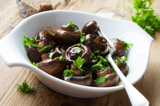 Champignons Billeder – Gennemse 174,925 stockfotos, vektorer og videoer ...