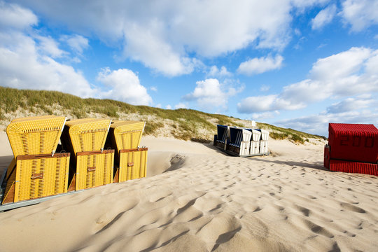 Afbeeldingen over Strandbild – Blader in stockfoto's, vectoren en video ...