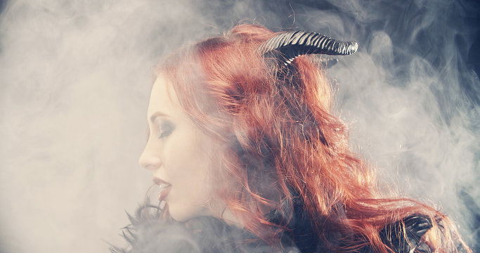 Demonism Bilder – Durchsuchen 7,942 Archivfotos, Vektorgrafiken und ...