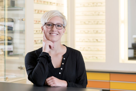 186 BESTE Optikerin BILDER, STOCK-FOTOS & -VEKTORGRAFIKEN | Adobe Stock