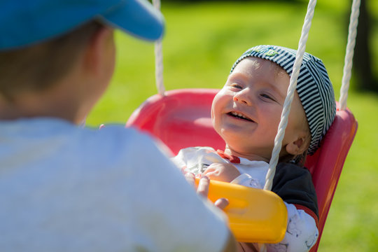 Kinderlachen bilder – Bläddra bland 1,956 stockfoton, vektorer och ...