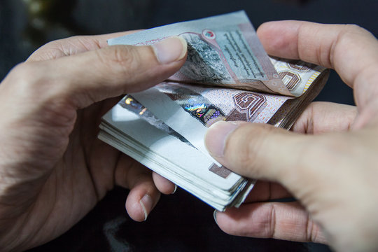 Imágenes de "Counting Money": descubre bancos de fotos, ilustraciones ...