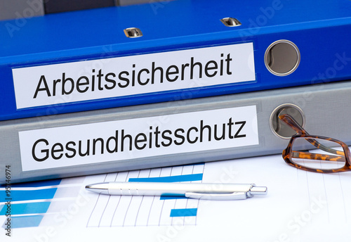 "Arbeitssicherheit und Gesundheitsschutz - zwei Ordner im Büro" Stockfotos und lizenzfreie ...