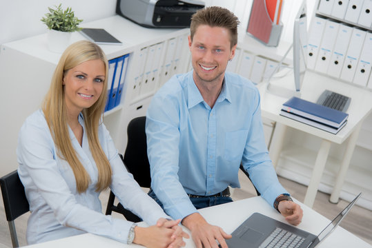 รูปภาพ"Mitarbeiter – เลือกดูภาพถ่ายสต็อก เวกเตอร์ และวิดีโอ61,885 ...