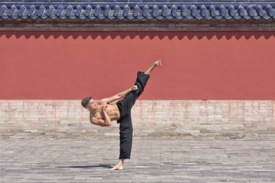 High Kick Bilder – Durchsuchen 8,891 Archivfotos, Vektorgrafiken und ...