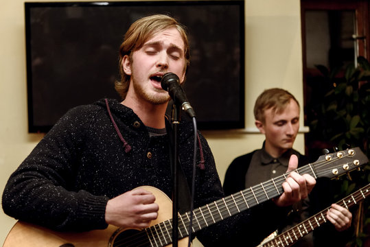 Obrázky Vocalist – procházejte fotografie, vektory a videa 241,184 ...