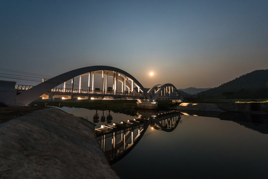 Mondbahn Bilder – Durchsuchen 4,058 Archivfotos, Vektorgrafiken und ...