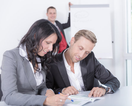 Besprechen bilder – Bläddra bland 4,230 stockfoton, vektorer och videor ...