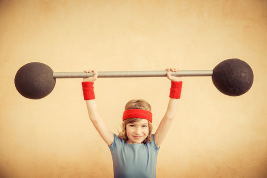 Kids Lifting Weights Bilder – Durchsuchen 3,677 Archivfotos ...