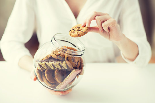 Hand In The Cookie Jar Bilder – Durchsuchen 3,416 Archivfotos ...