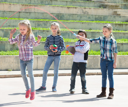 Jumpsies bilder – Bläddra bland 69 stockfoton, vektorer och videor ...