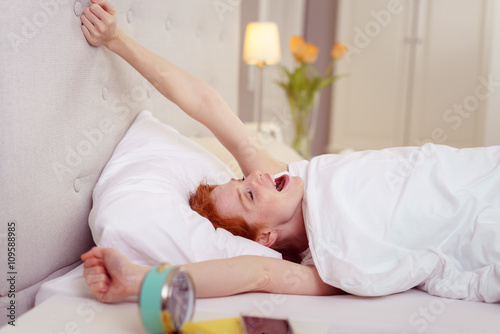 Frau Streckt Sich Am Morgen Im Bett Stockfotos Und Lizenzfreie Bilder
