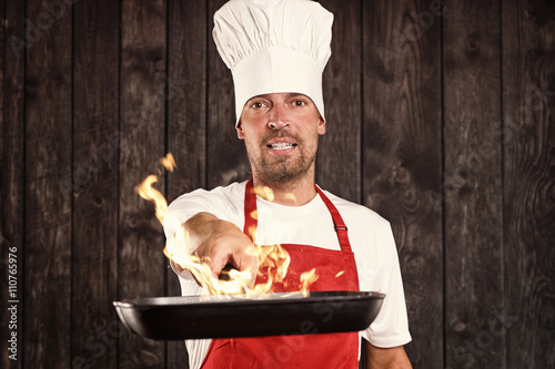 "Koch mit brennender Pfanne" Stockfotos und lizenzfreie Bilder auf ...