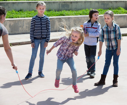Jumpsies bilder – Bläddra bland 69 stockfoton, vektorer och videor ...