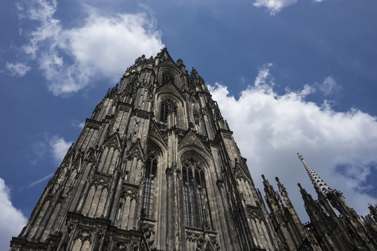 Kirchenfassade bilder – Bläddra bland 1,340 stockfoton, vektorer och ...
