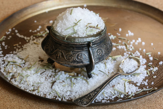 Salt-Cellar bilder – Bläddra bland 8,539 stockfoton, vektorer och ...