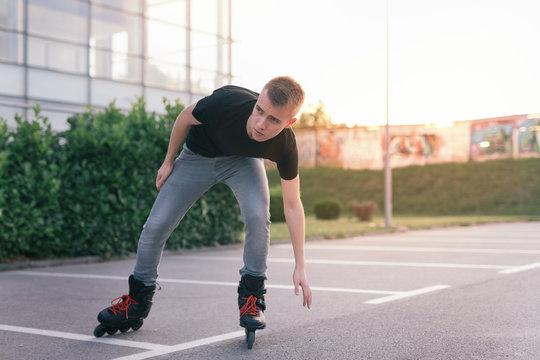 รูปภาพRollerblader – เลือกดูภาพถ่ายสต็อก เวกเตอร์ และวิดีโอ7,053 ...