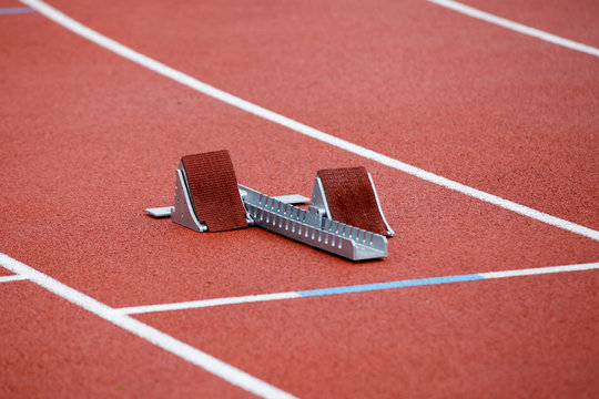 Afbeeldingen over "Starting Blocks" – Blader in stockfoto's, vectoren ...