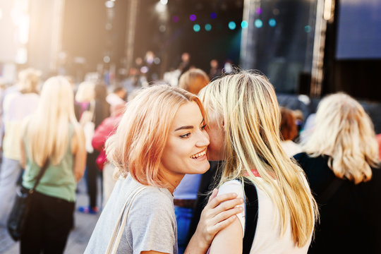 Gossip Bilder – Durchsuchen 257,140 Archivfotos, Vektorgrafiken und ...