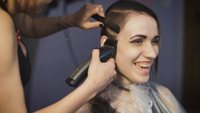 Shaved Head Girl Bilder Durchsuchen 4176 Archivfotos Vektorgrafiken Und Videos Adobe Stock