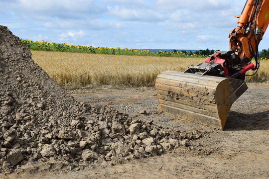 Erdhaufen-Bilder: Stock-Fotos & -Videos. | Adobe Stock