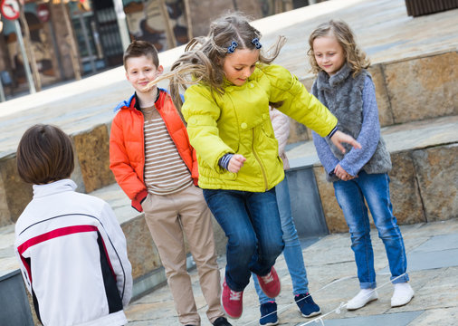 Jumpsies bilder – Bläddra bland 69 stockfoton, vektorer och videor ...