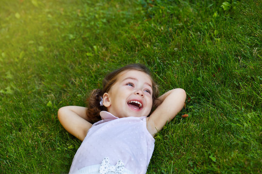 Happy Little Girl Bilder – Durchsuchen 3,045,829 Archivfotos ...