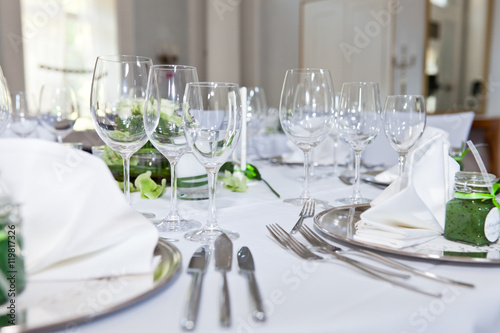 "Festlich gedeckter Tisch im Restaurant" Stockfotos und lizenzfreie ...