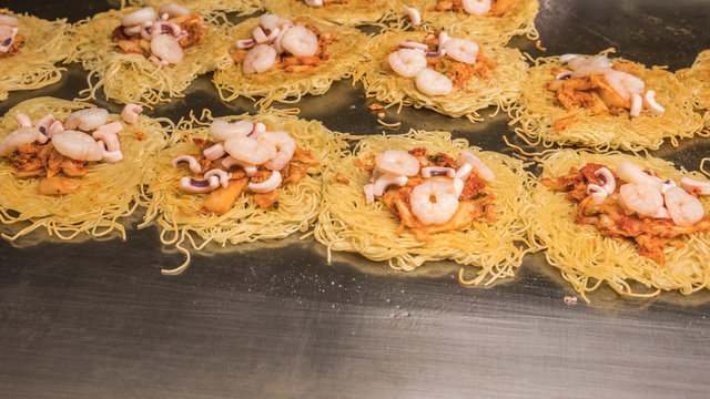 Modan-Yaki bilder – Bläddra bland 7 stockfoton, vektorer och videor ...