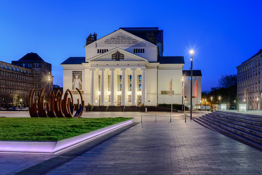 「Stadttheater」の写真素材 | 542件の無料イラスト画像 | Adobe Stock