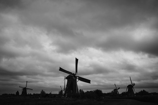 รูปภาพDark.windmill – เลือกดูภาพถ่ายสต็อก เวกเตอร์ และวิดีโอ6,319 ...