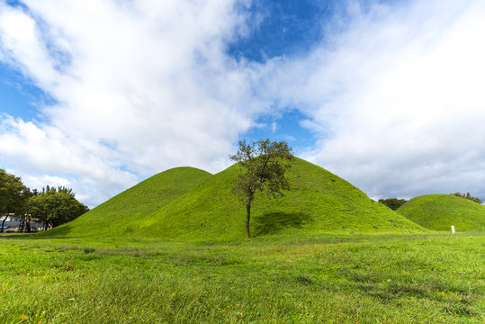 รูปภาพTumuli – เลือกดูภาพถ่ายสต็อก เวกเตอร์ และวิดีโอ41,399 | Adobe Stock