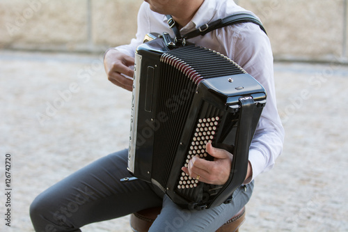 "Músico tocando el acordeón" photo libre de droits sur la banque d ...